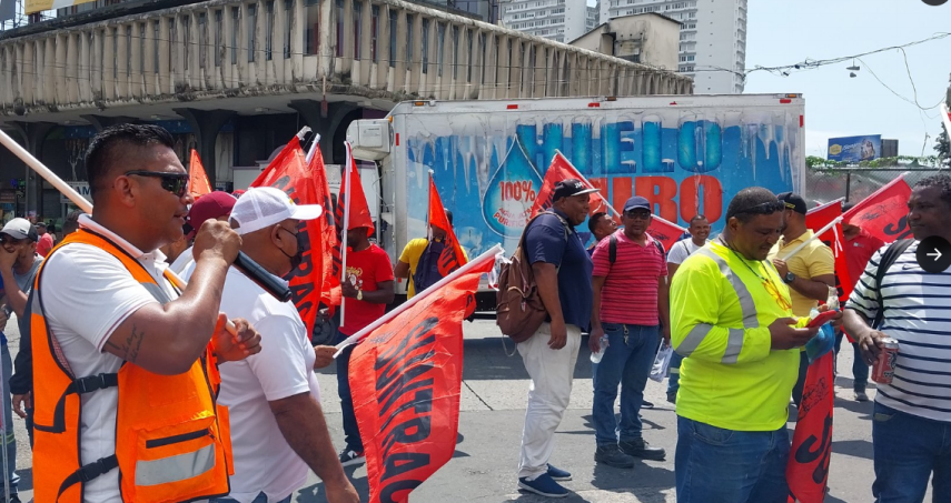 Suntracs protesta en los predios de la Asamblea Nacional