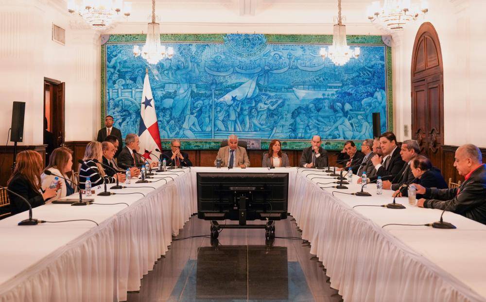 Presidente Mulino recibe a diputados de Realizando Metas