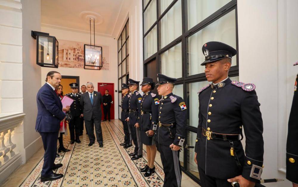 Mulino se reúne con cadetes panameños que estudian en Paraguay