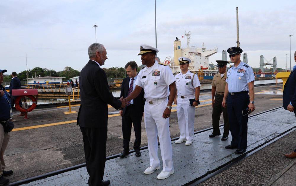 Comandante del Comando Sur se reúne con administrador del Canal de Panamá