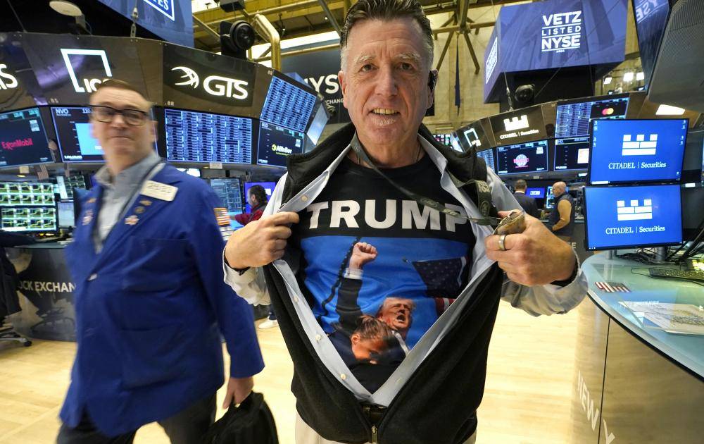 Wall Street cierra semana con triple récord tras elección de Trump