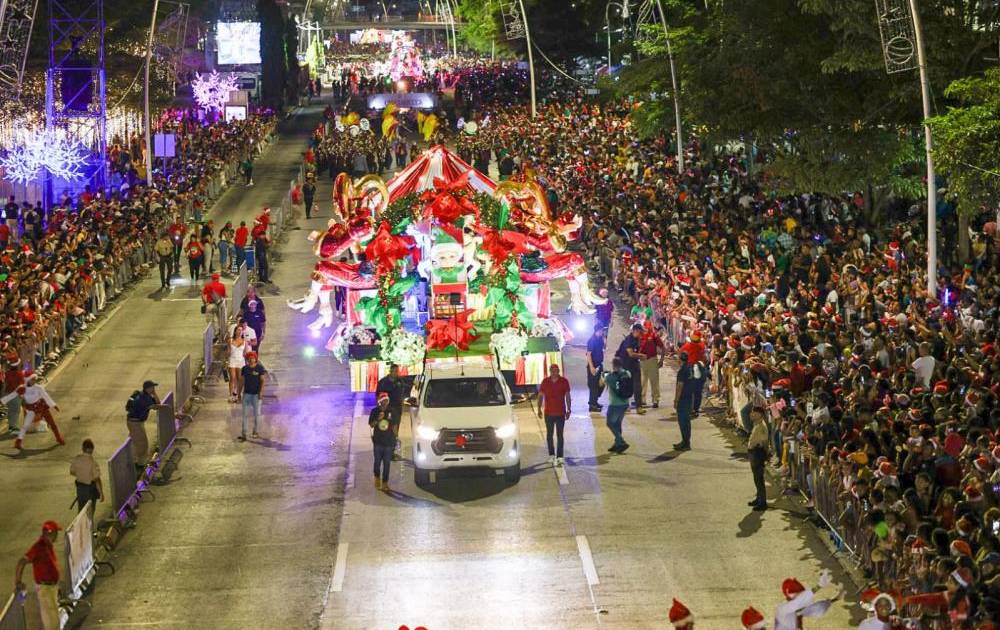 Más de 140 mil personas disfrutaron del desfile de Navidad en la Cinta ...