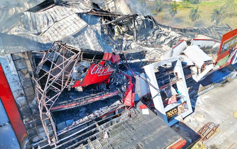 Estructura de City Mall en David colapsó tras afectación por incendio