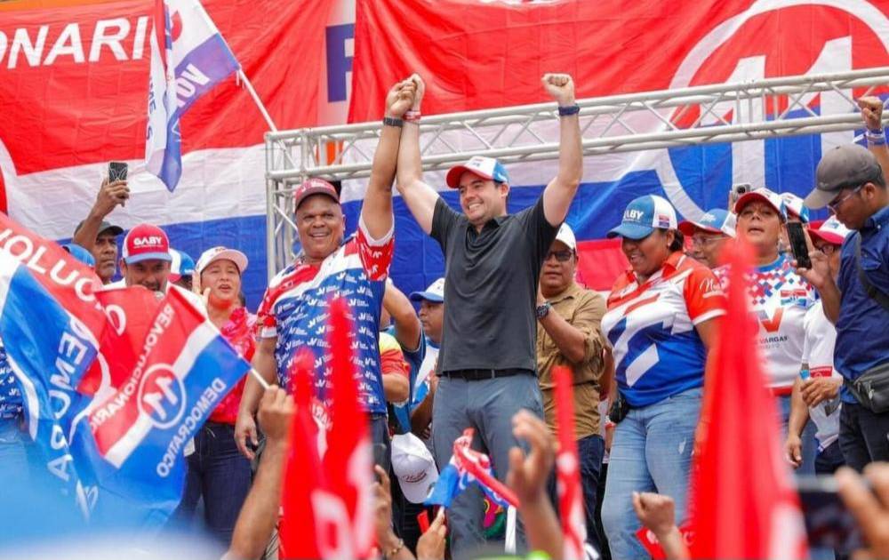 Cientos de personas en Pinogana de Darién caminan junto a Gaby Carrizo