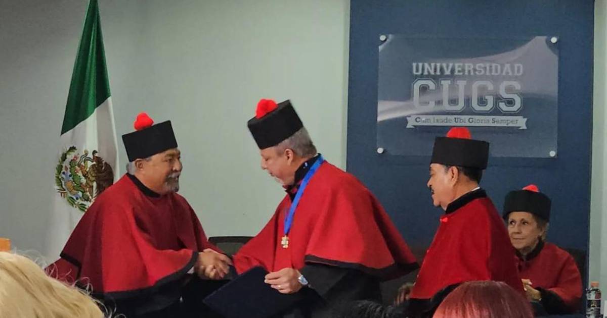 Entregan doctorado Honoris Causa a Julio Palacios