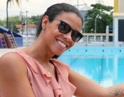 La nadadora Eileen Coparropa visita la piscina que lleva su nombre