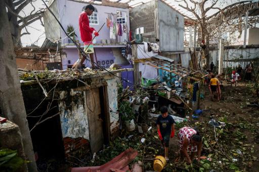 Puerto mexicano de Acapulco lucha por levantarse tras el paso del huracán Otis