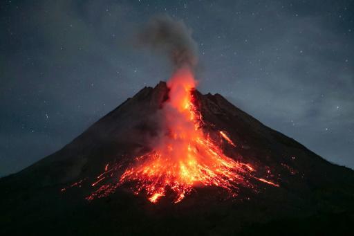 Nueva espectacular erupción del volcán indonesio Merapi