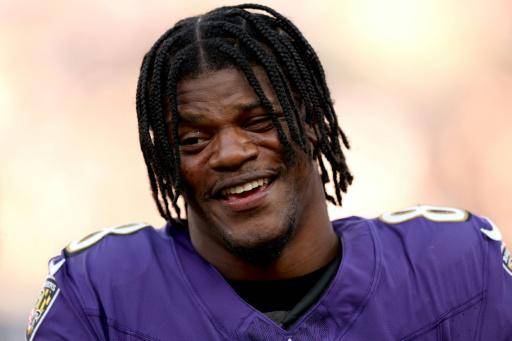Lamar Jackson, estrella de Baltimore Ravens, recibe su segundo MVP de ...