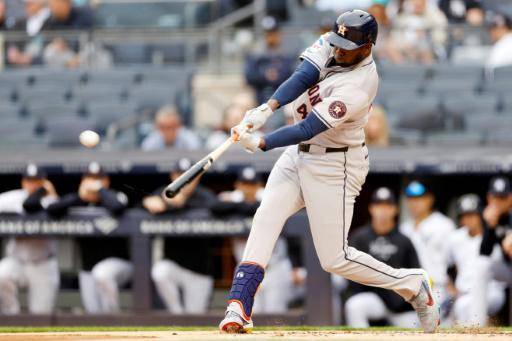 El cubano Yordan Álvarez conecta un jonron en un triunfo de los Astros ...