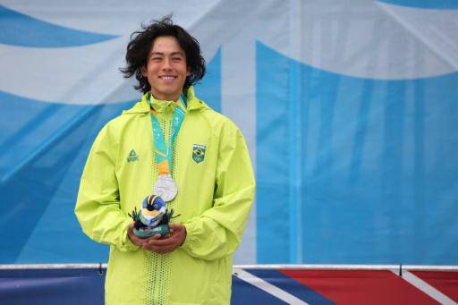 Augusto Akio, el skater malabarista de Santiago-2023