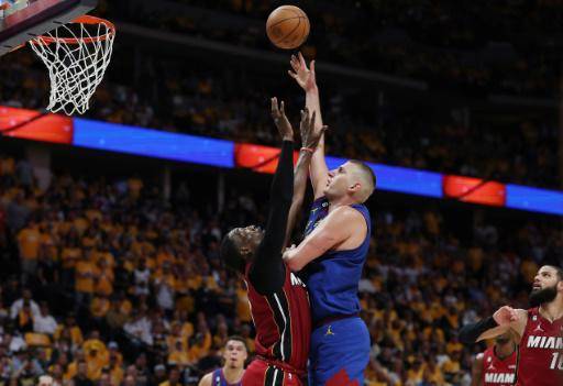 Jokic impone su ley en primer triunfo de Nuggets en las Finales de la NBA