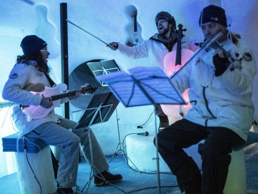 Música "de hielo" en un iglú de los Alpes italianos