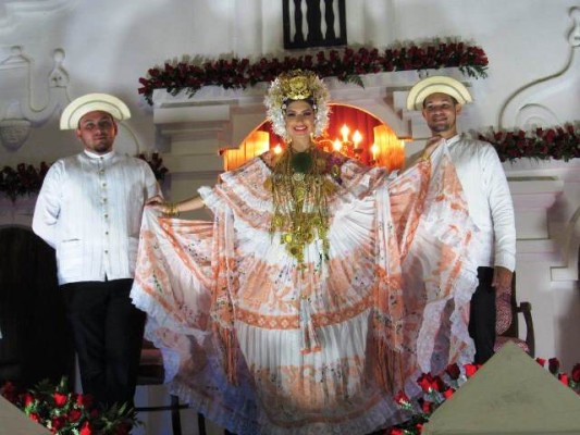 Entregan medalla a la pollera más hermosa