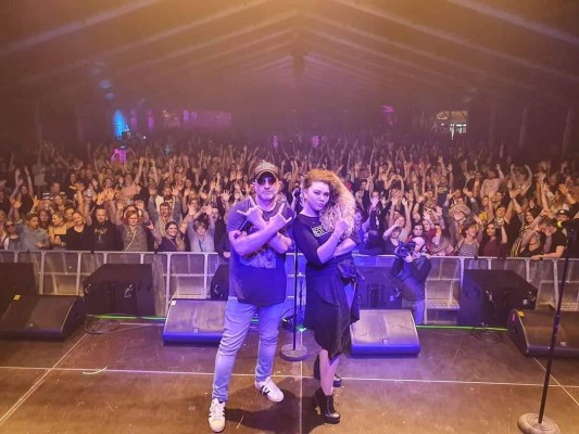 Astrid Nicole junto a Dj finlandés