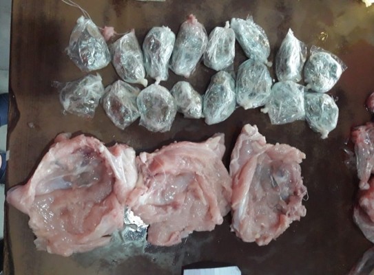 Hallan presunta droga dentro de pechugas de pollo en el Cefere