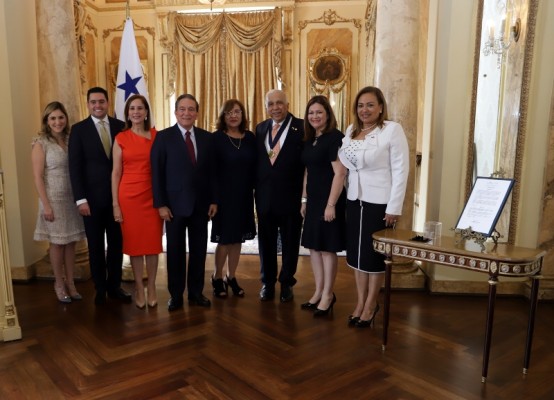 Condecoran al médico Adán Ríos por su contribución a la investigación ...