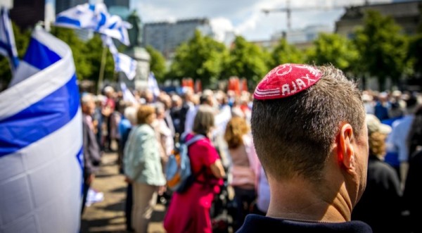 Personalidades lucen en Berlín la kippa en protesta contra antisemitismo
