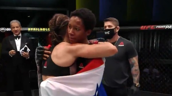 Cae La Pantera Edwards ante su rival brasileña en UFC