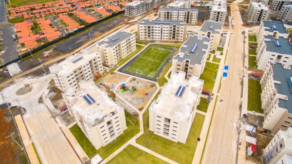 Varela entrega 400 viviendas de primera fase de un proyecto en Panamá