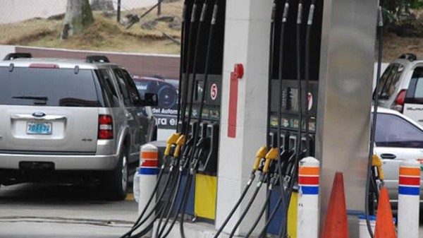 Los combustibles bajan nuevamente de precio