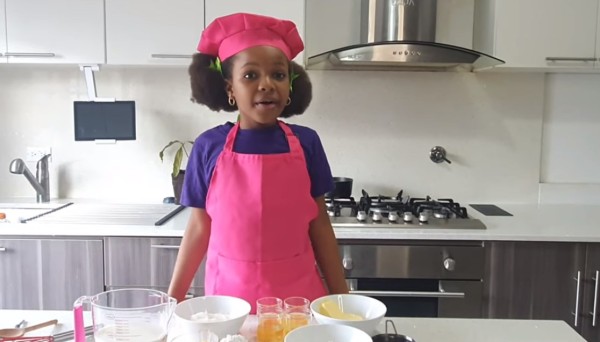 Niña colonense se abre paso en YouTube con recetas de cocina divertida