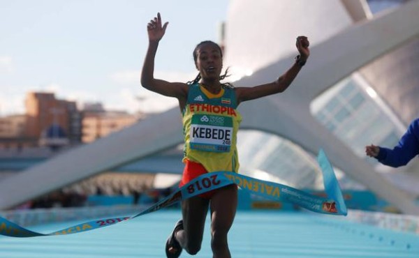 La etíope Kebede, campeona del mundo con récord mundial