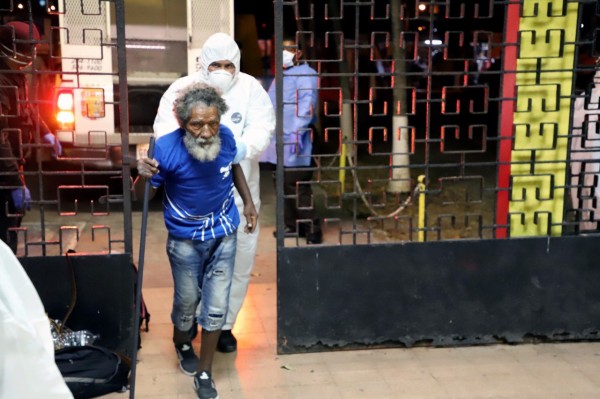 Indigentes reciben atención y son llevados al centro de rehabilitación ...