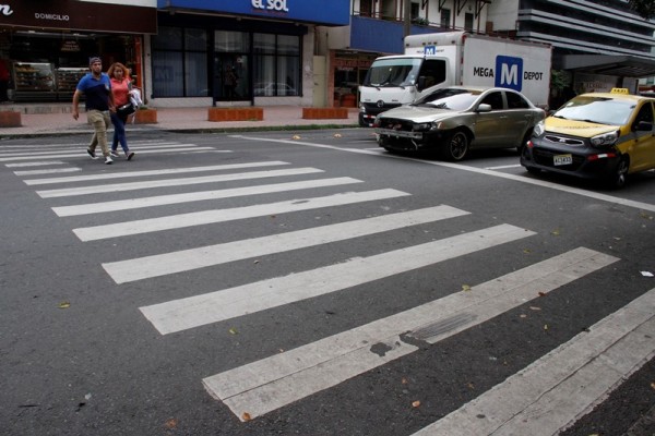 Líneas de seguridad descuidadas exponen a peatones en las vías