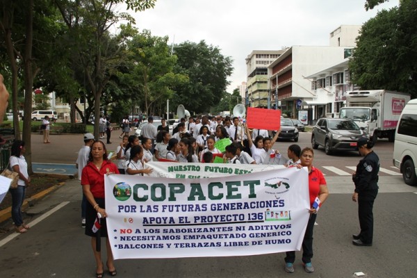 No quieren que fumen en terrazas