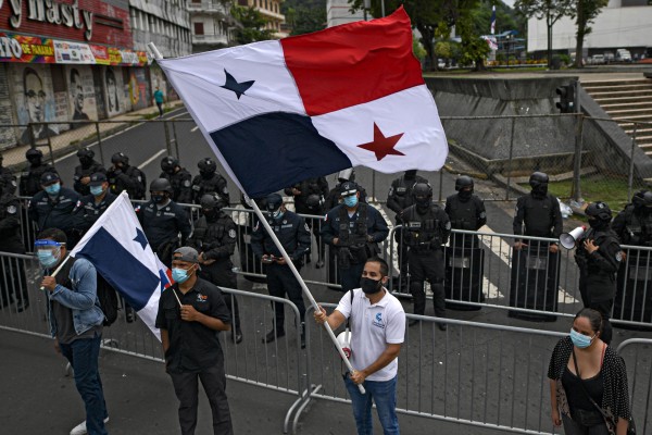 Ciudadanos protestan en los predios de la Asamblea