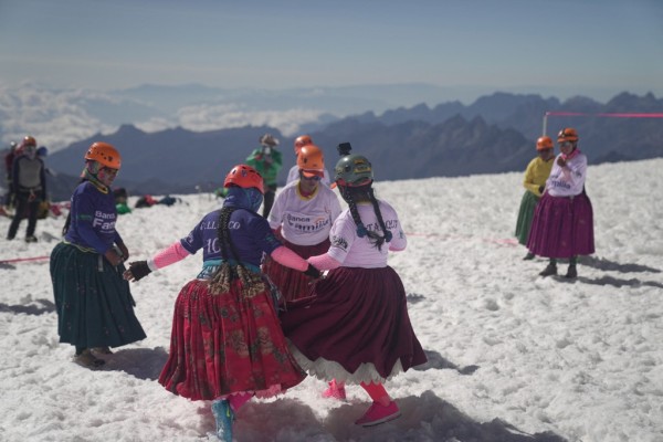 Cholitas conquistan montañas en Bolivia contra el machismo