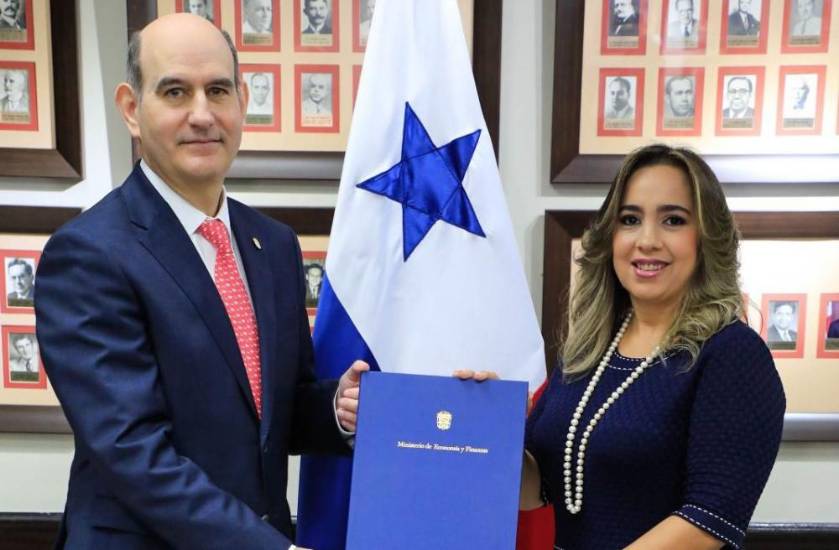 Juramentan a Catibel Franco como gerente de Bingos Nacionales