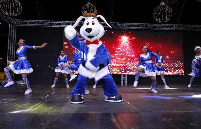 Inicia la época navideña con el encendido de luces en el Parque Omar