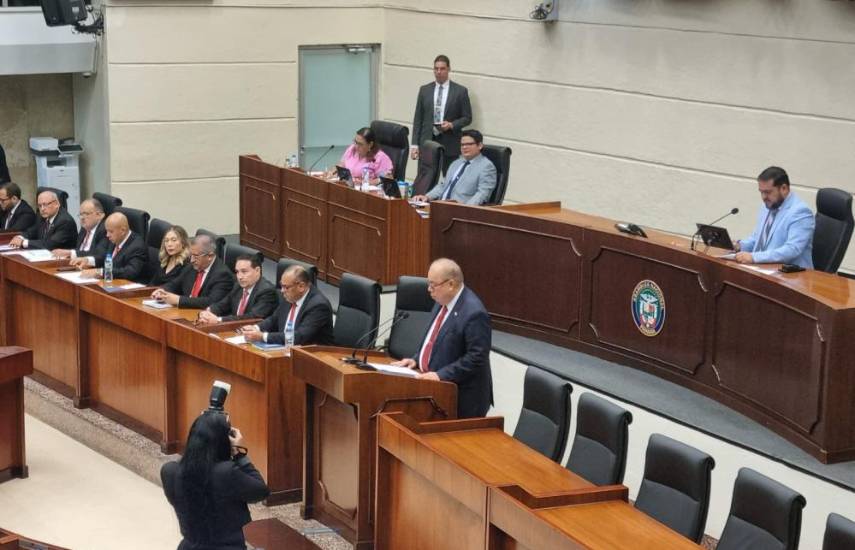 Enrique Lau comparece ante el pleno de la Asamblea