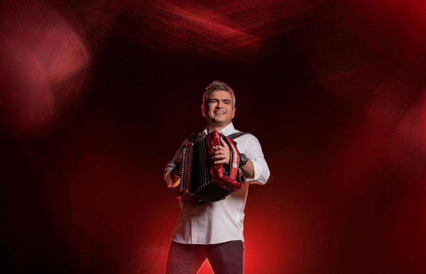 Jhonathan Chávez lanza su EP ‘Ellas Mandan’ con el video “# ...