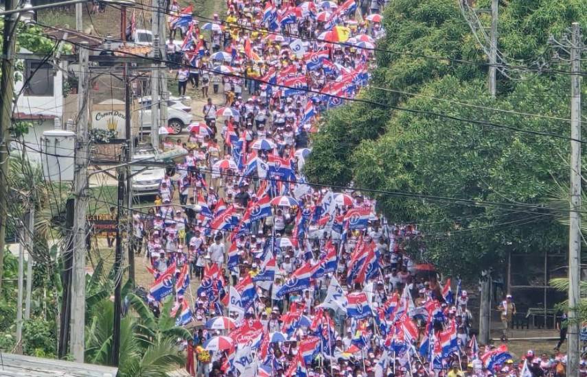 Cientos de personas en Pinogana de Darién caminan junto a Gaby Carrizo